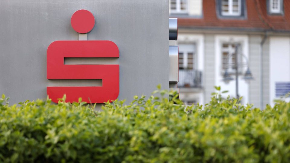 Künstliche Intelligenz kommuniziert mit Kunden im Foyer