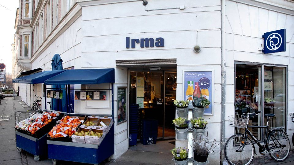 Mindeplade til ære for Irma sættes op foran nye Brugsen-butikker