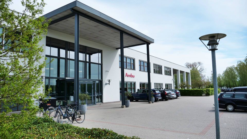 Ambus anbefaling sænkes til ”hold” fra ”køb” hos Nordea