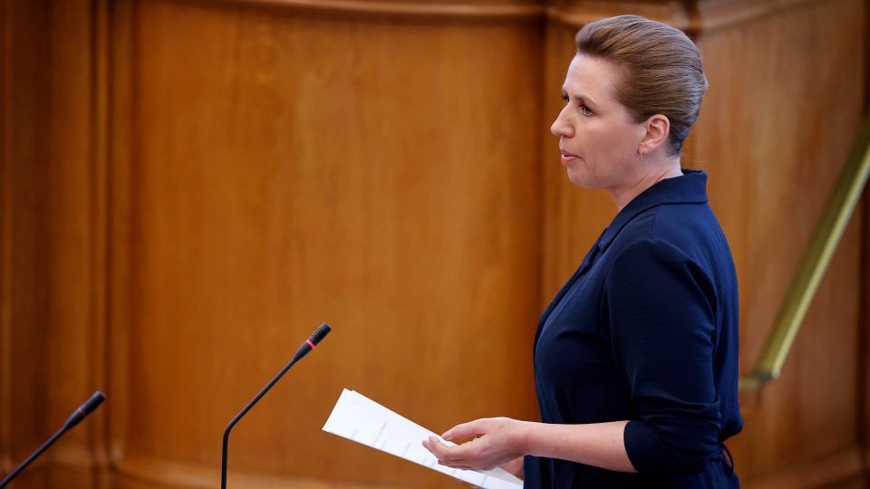 Regeringen vender rundt: Stemmer ja til corona-evaluering