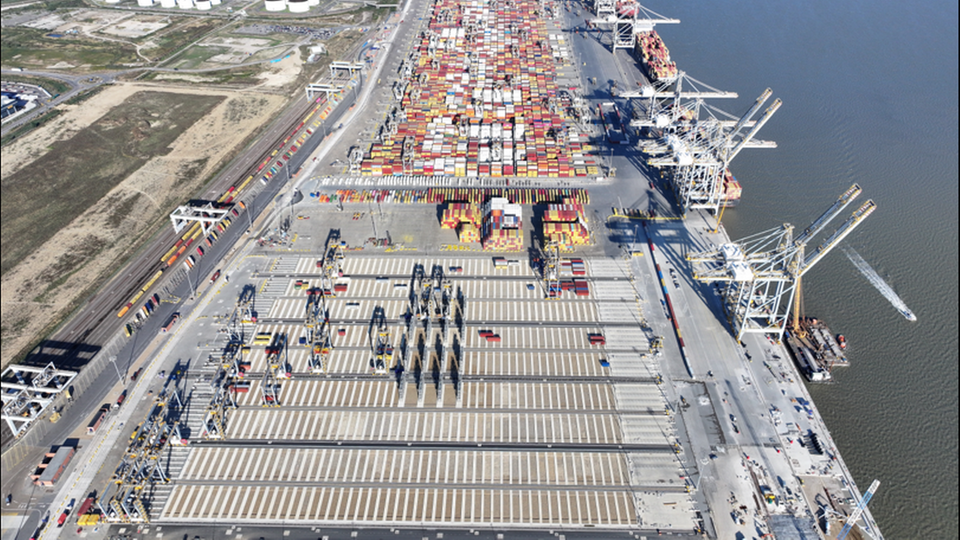 DP World opens new berth at London container port