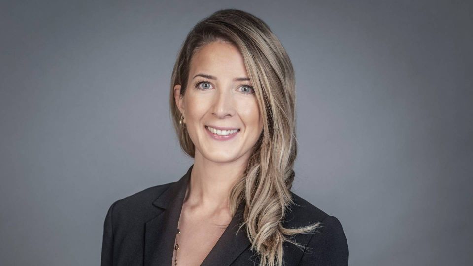 Harris gjorde henne til partner på rekordtid – nå stikker hun til ...