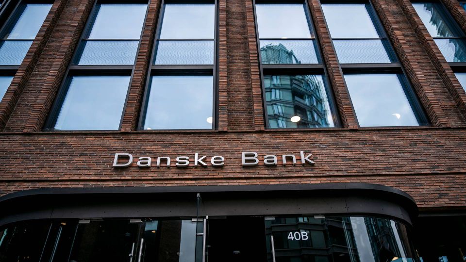 Danske Bank snupper tre Nordea-topnavne