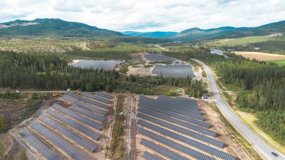 Solgrid har åpnet Norges første storskala solkraftverk
