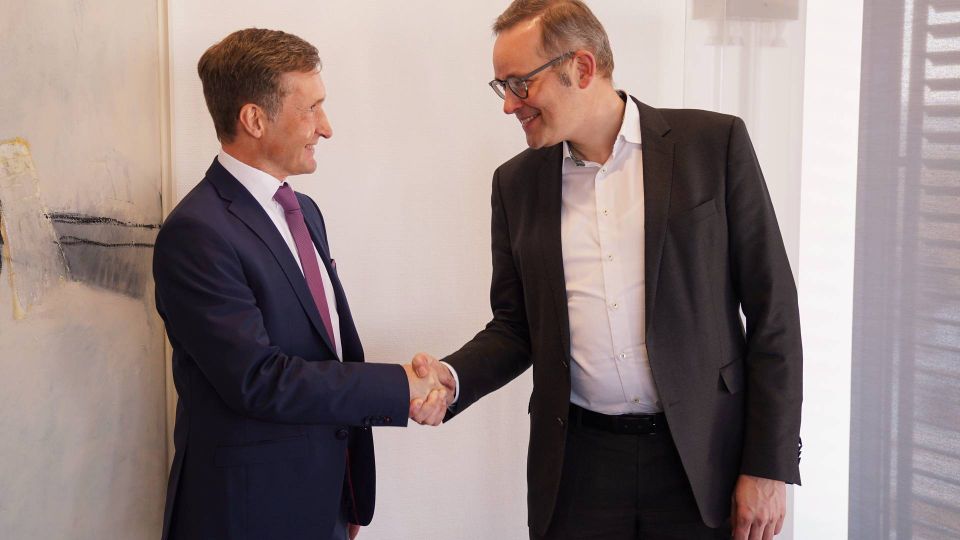 Neuer KSKBB-Vorstand: Handshake mit Markus Linha