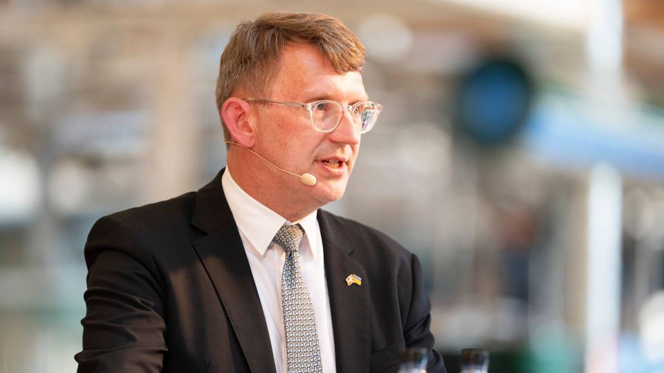 Minister to answer questions over Scan Global contract