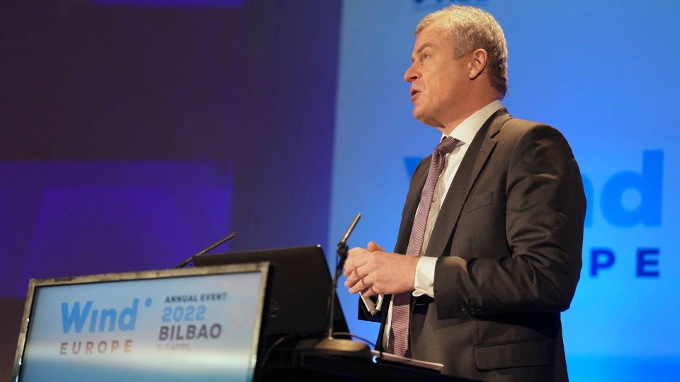 Siemens Gamesa reports EUR 450m loss and CEO change