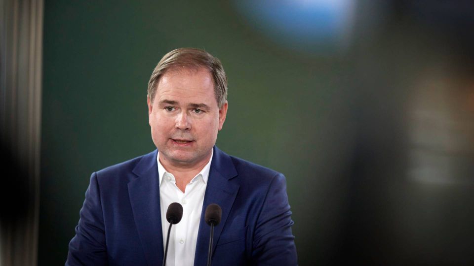 Regeringen vil skære over 1.000 årsværk i statslig administration