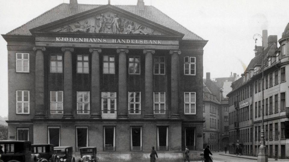 Nøgenhed og maskulin magt hører fortiden til: Danske Bank støber ny ...