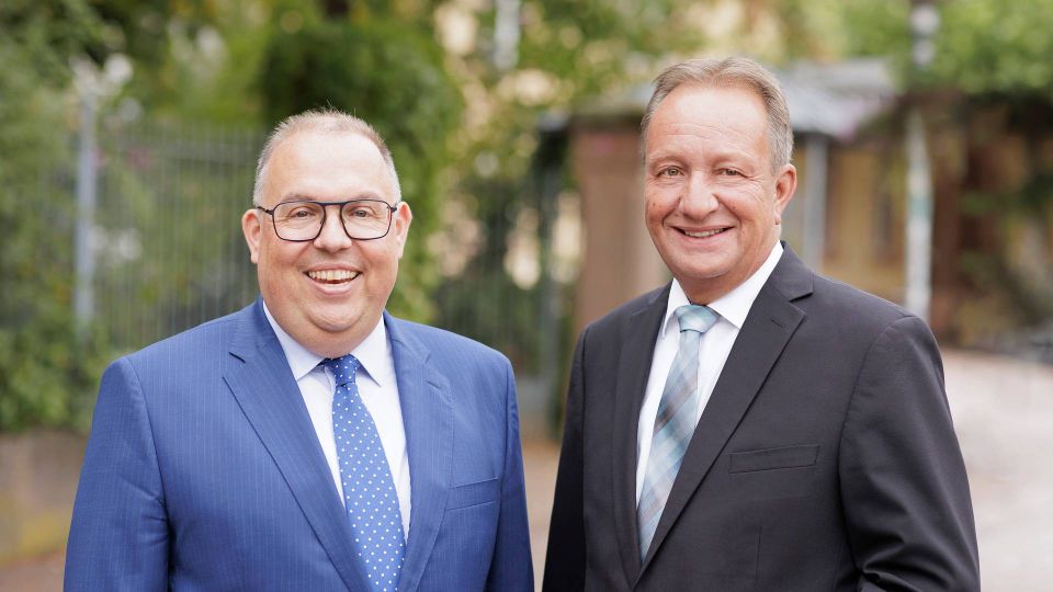 Ein "Bankier" verlässt die Frankfurter Volksbank Rhein/Main