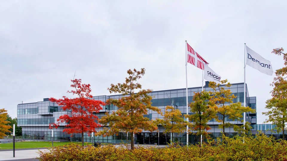 Storbank ser mere positivt på Demant