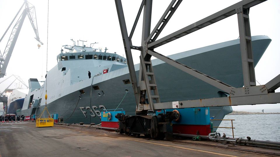 Dansk fregat forhindrer norsk sejlskib i at synke