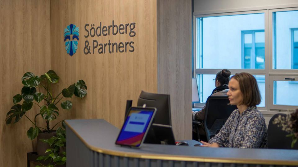 Söderberg & Partners plockar från SEB