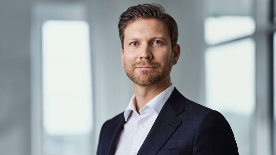 SEB giver med-direktør det fulde ansvar efter kollegas afgang til ...