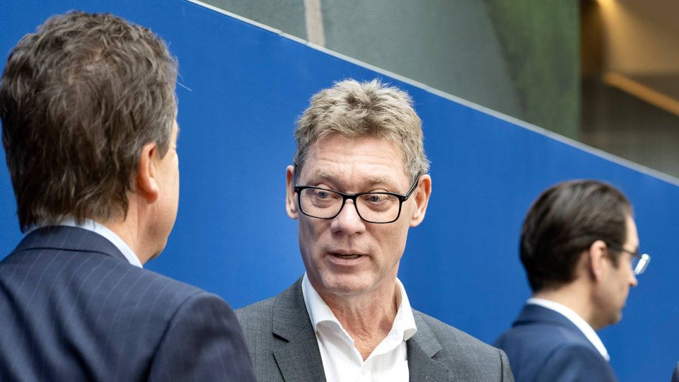 Several investors declare support for re-elected DSV chair despite ...