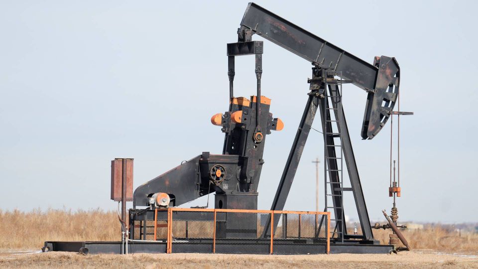 Oil edges lower as investors weigh tight market and soft demand