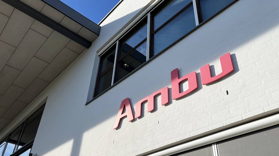 Ambu oppræciserer forventningerne trods valuta og toldmodvind