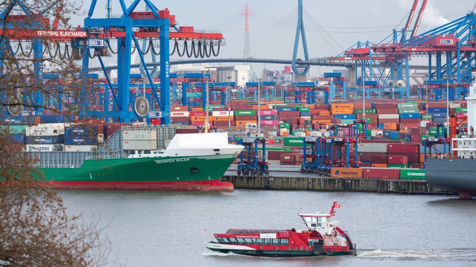 Port workers paralyze major German ports