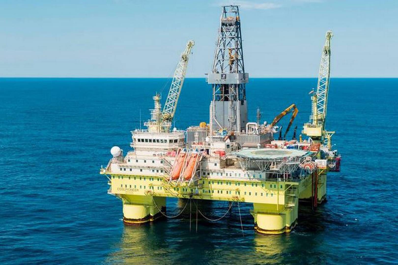 30 meter høj monsterbølge knuste 17 vinduer på rig
