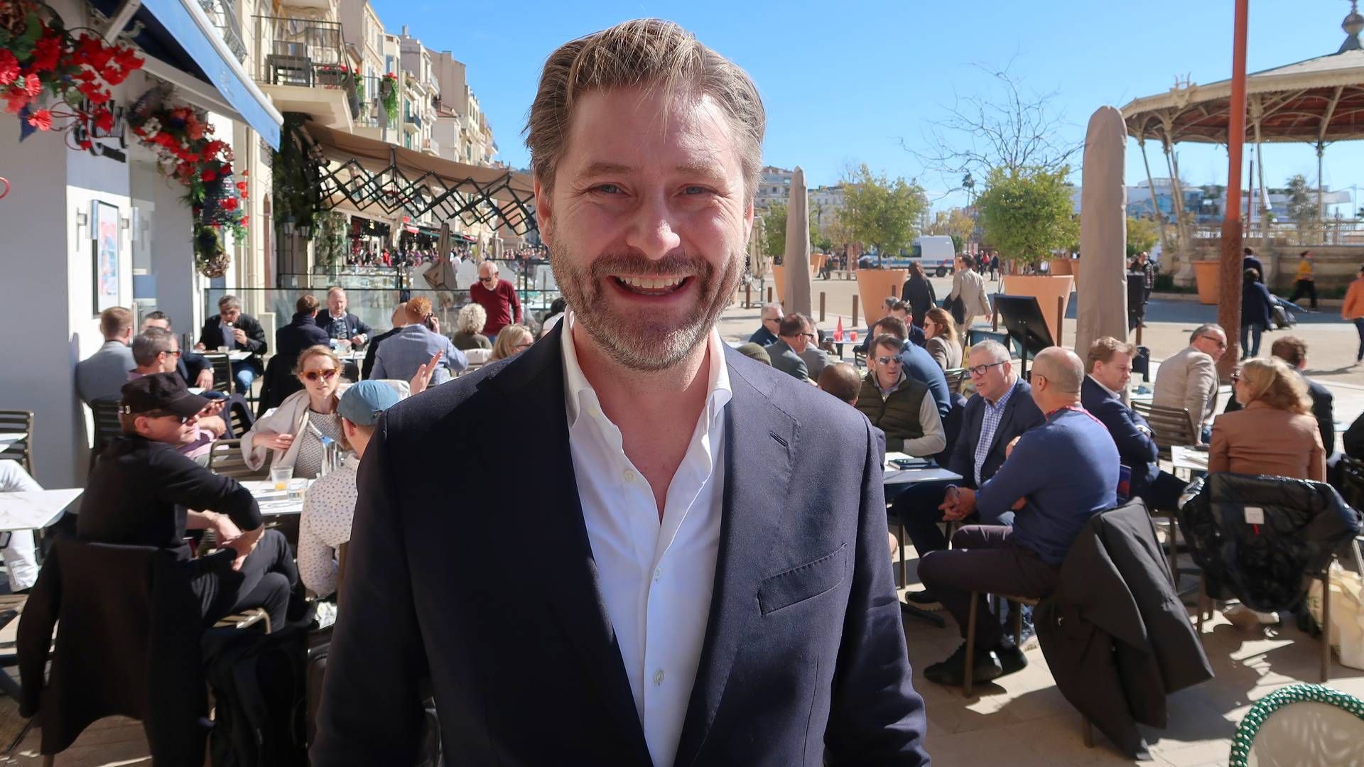 Signerte eiendomskjøp på serviett i Cannes