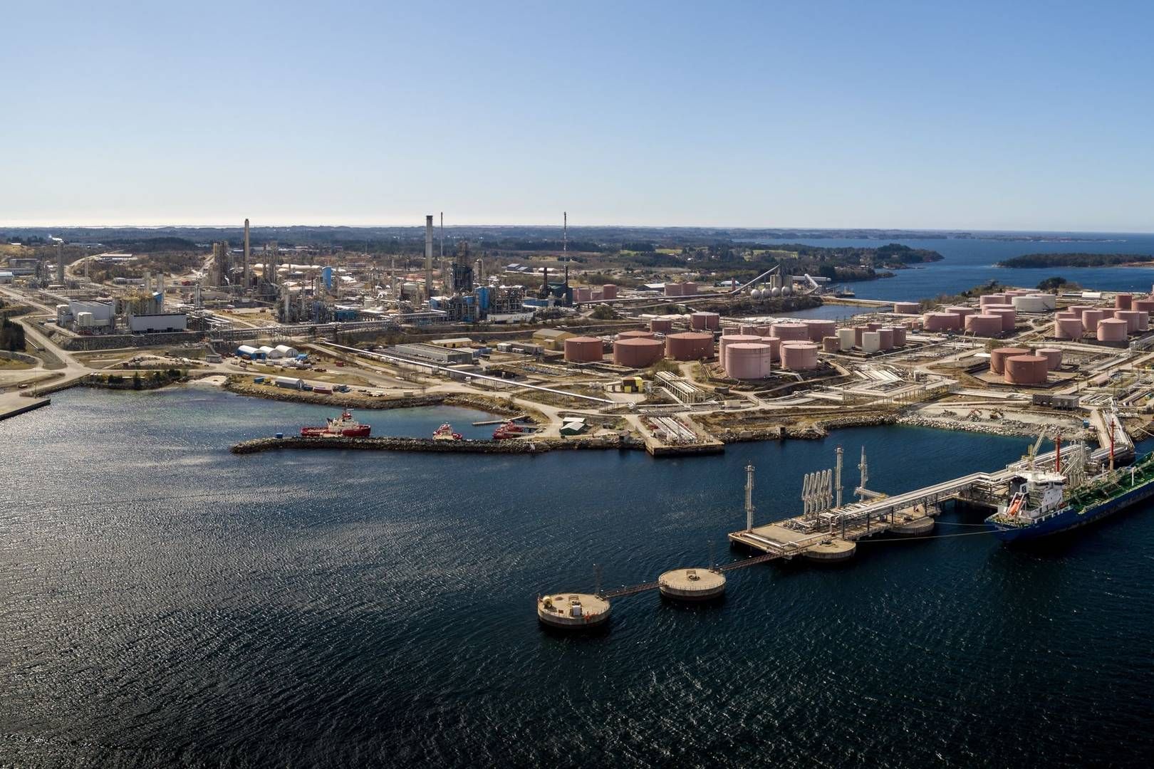 Foto av oljeraffineriet på Mongstad i Nordhordland. Norges eneste ...