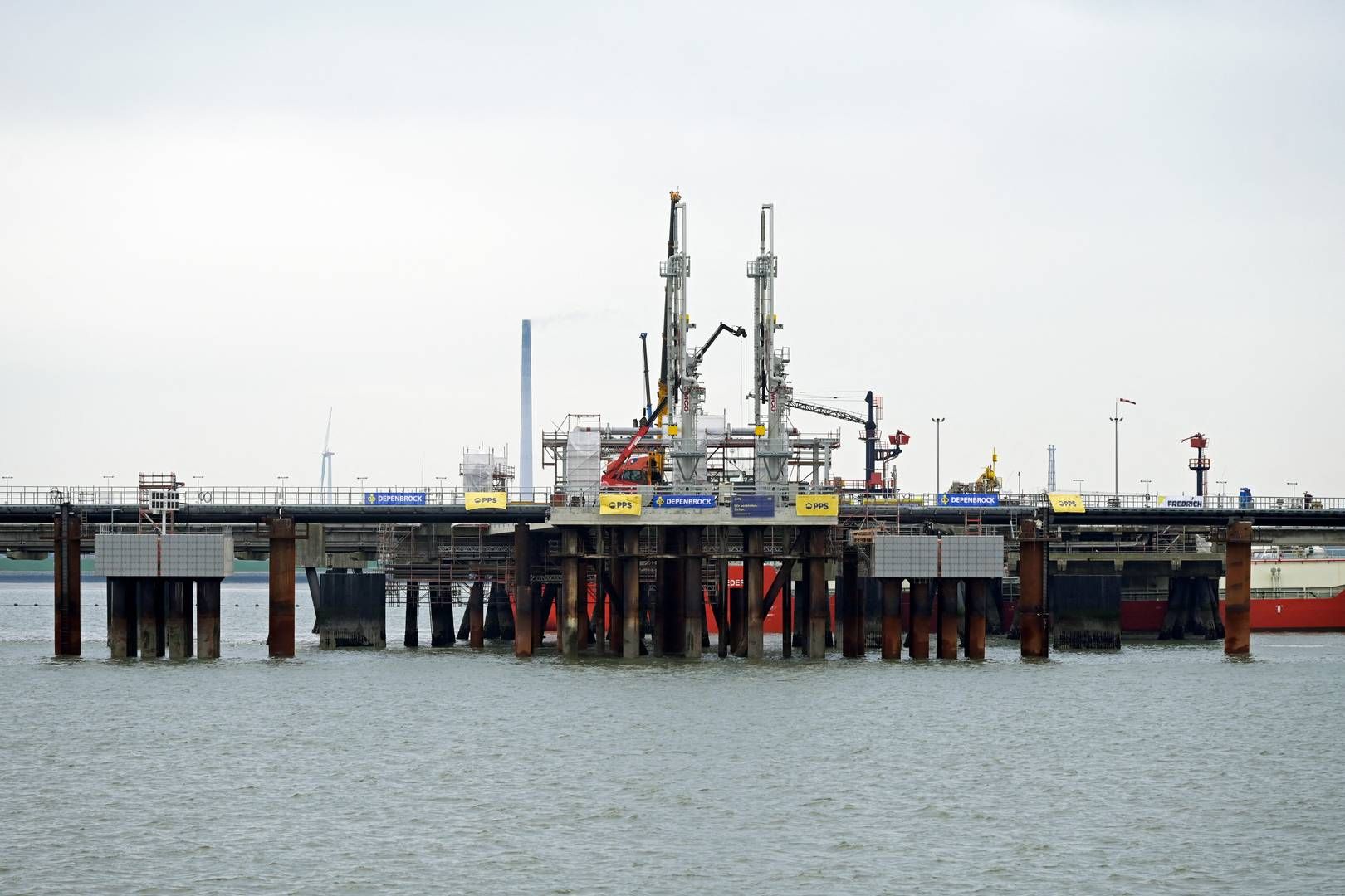 En flytende terminal for flytende naturgass (LNG) i Wilhelmshaven, 2022 ...