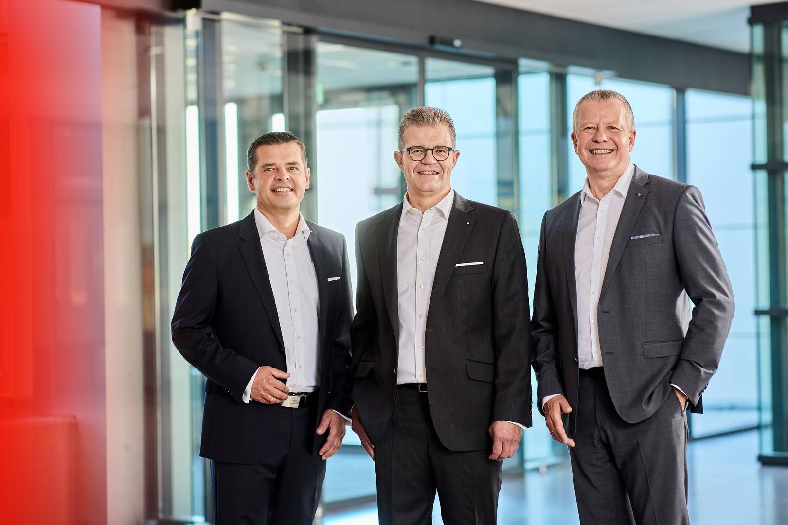 100 Neueinstellungen im Jahr 2025 - Sparkasse Paderborn baut Position ...
