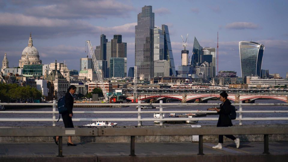 Antall konsulenter i Storbritannia minker for første gang på flere år